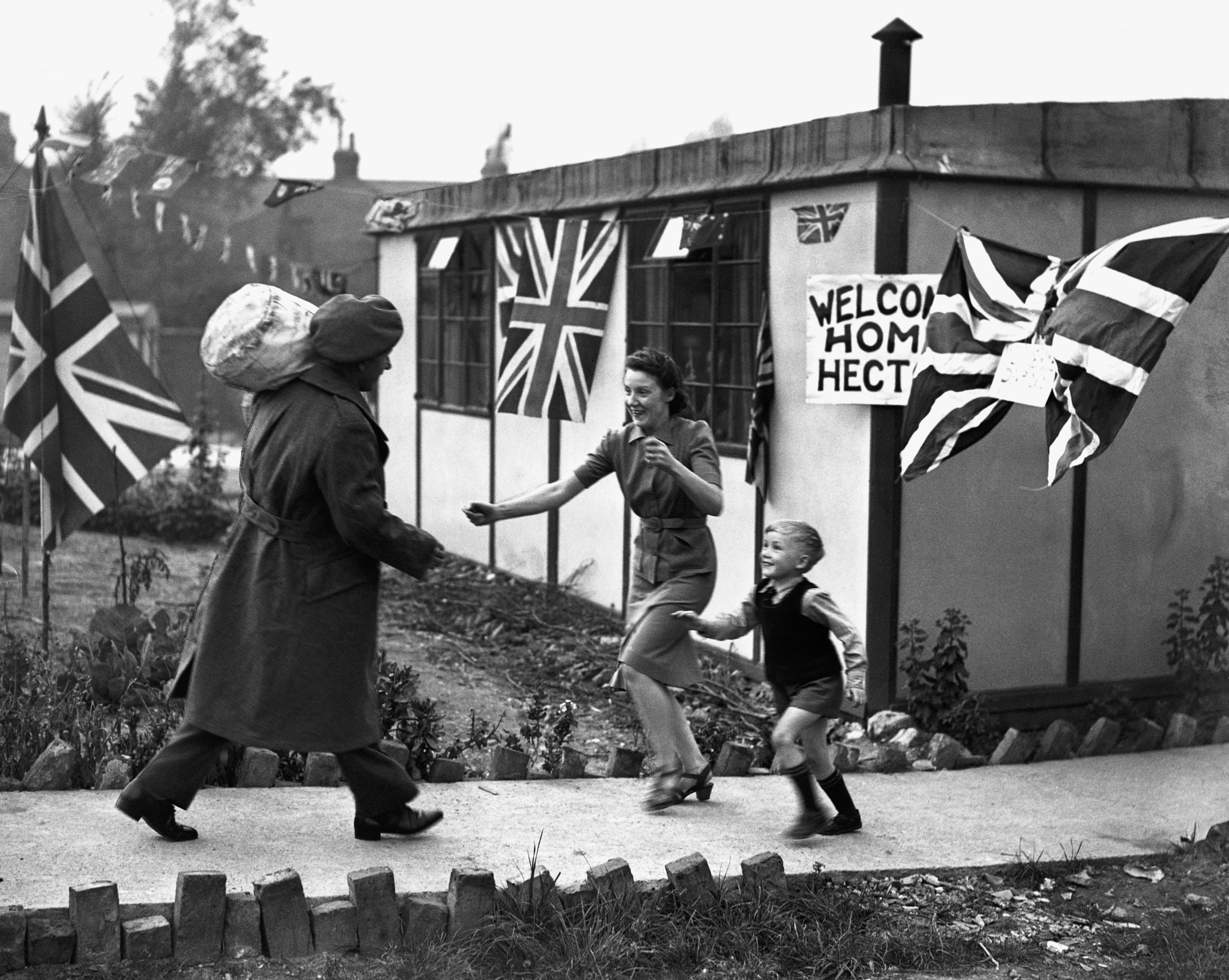 World War II Ends: 21 Photos of Jubilant Celebrations After Allied ...