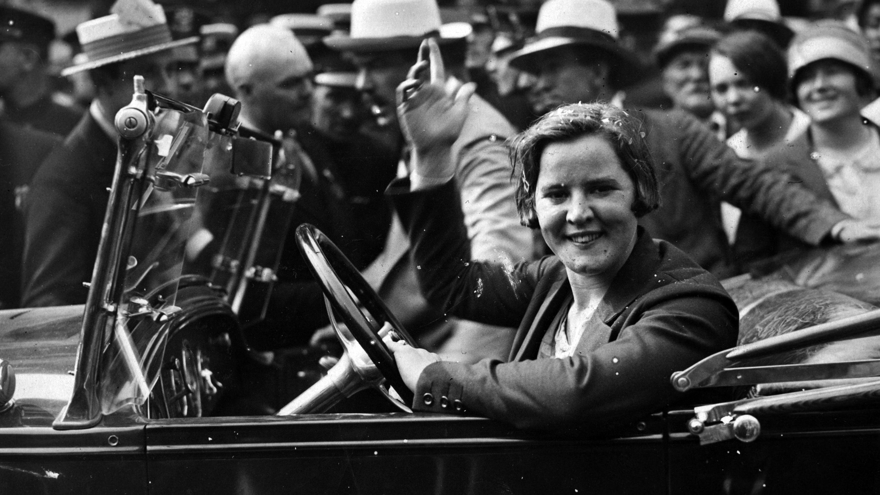 The First Woman to Swim the English Channel Beat the Men’s Record by ...