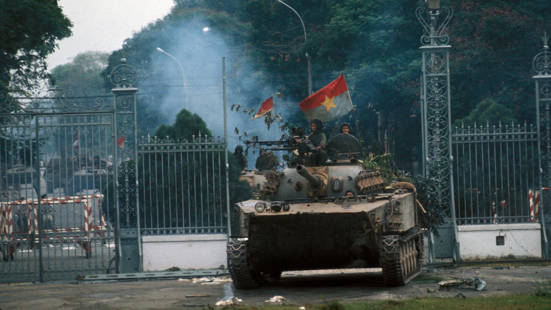 Steps Leading to the Fall of Saigon—And the Final, Chaotic Airlifts ...